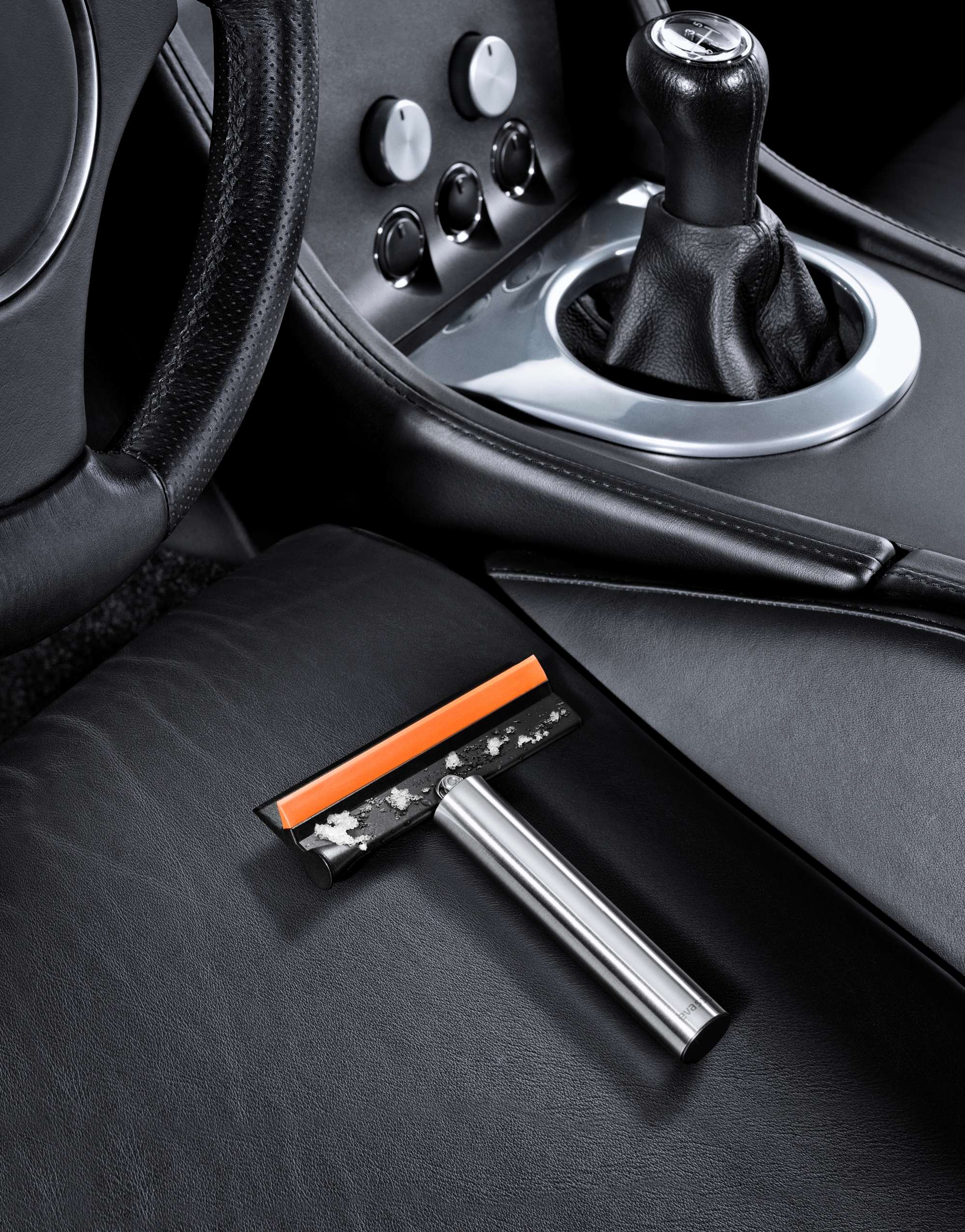 Foldable ice scraper